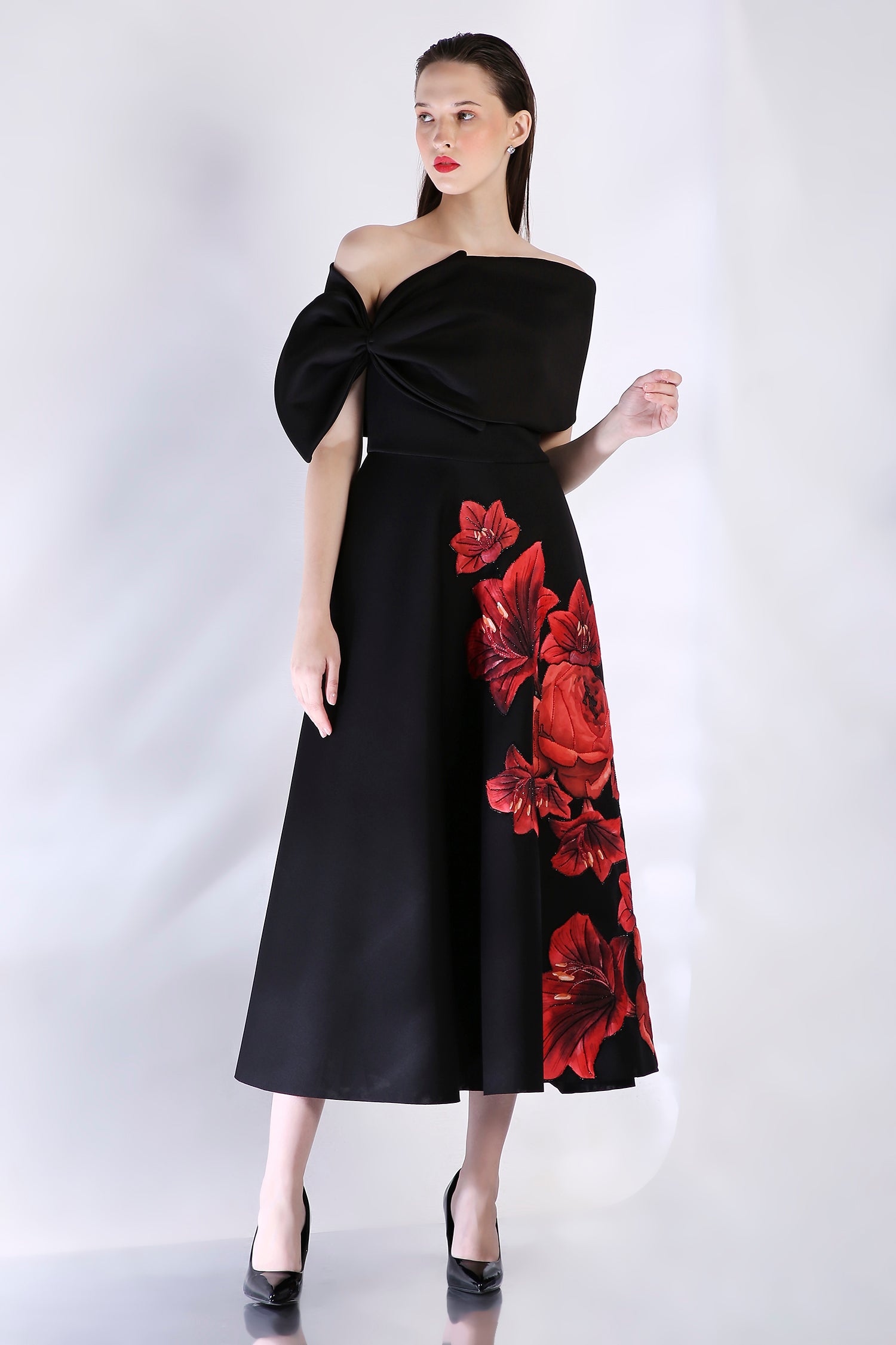 Riva embroidered dress with abstract floral motifs – Ozeqo